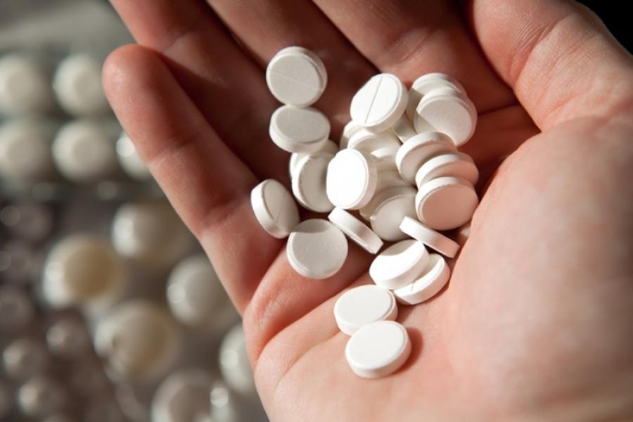 O tânără care a înghițit 60 de pastile de Paracetamol, după o suferință ...
